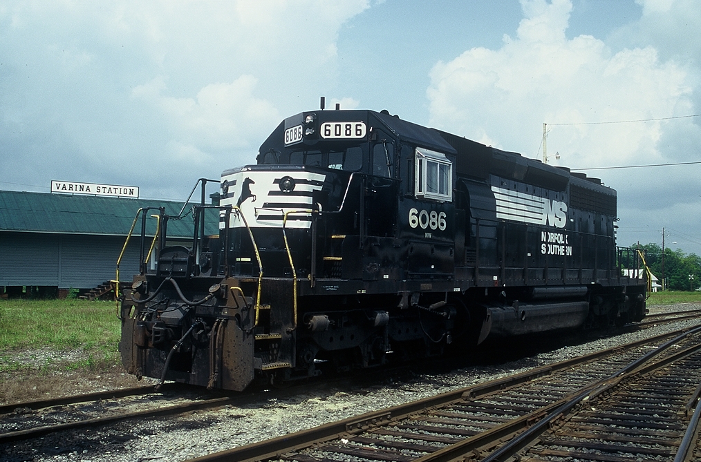 NS SD40-2 parked